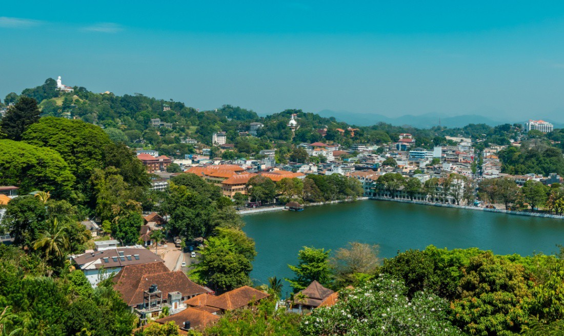 Kandy coby centrum sinhálské kultury a místo spočinutí Buddhova zubu ...